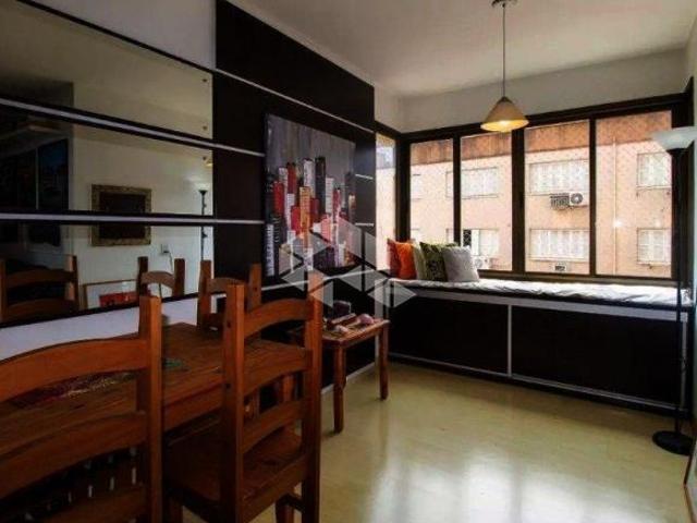 Apartamento de dois dormitorios com elevador garagem coberta e escriturada, portaria 24 horas proxim