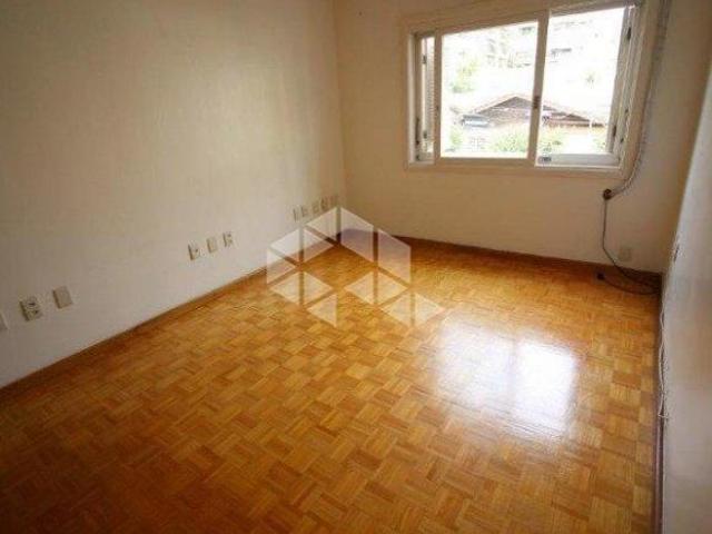 Apartamento de dois dormitórios com garagem