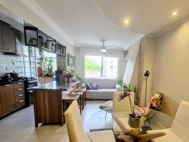 Apartamento de dois dormitórios e uma vaga de garagem no bairro Santana