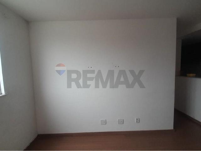 Apartamento de dois quartos, 57m², armário na cozinha e no bainheiro e área de lazer completa.