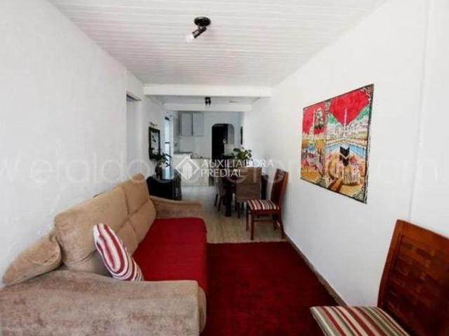 Apartamento de dois quartos com sacada