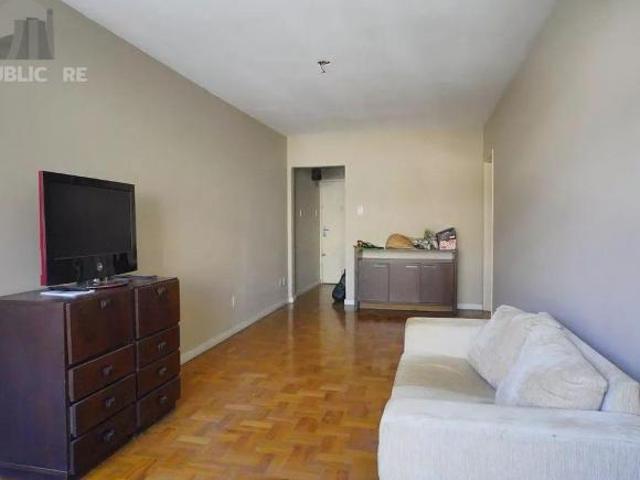 Apartamento de dois quartos e uma vaga de garagem no bairro Auxiliadora em POA