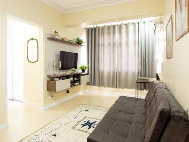 Apartamento de dois quartos no bairro Farroupilha em Porto Alegre