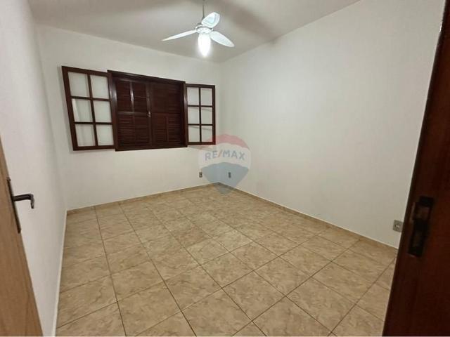 Apartamento de dois quartos vaga para um carro e área de serviço