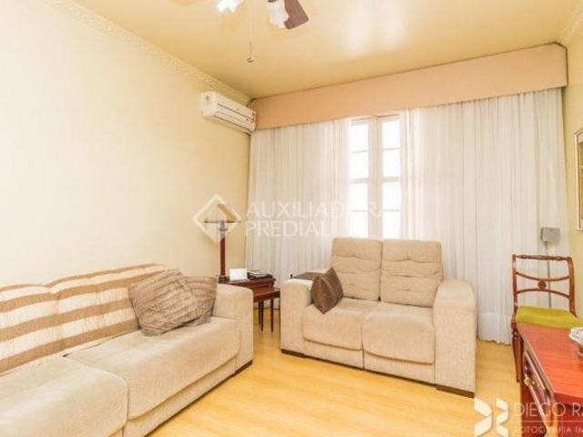 Apartamento de frente com sacada no Moinhos de Vento, com 110m² privativos