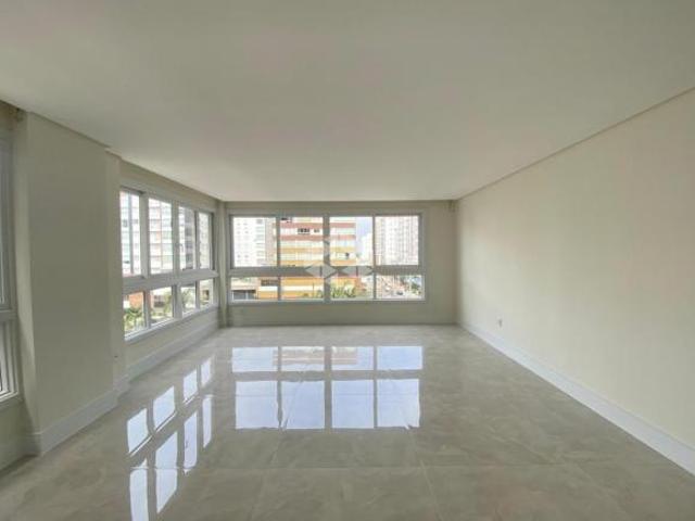 Apartamento de frente com 3 suítes e vaga de garagem em Capão da Canoa
