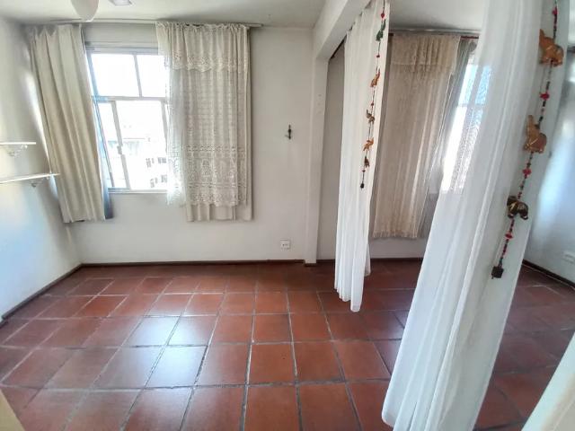 Apartamento de frente composto por sala, 3 quartos sendo 1 suíte, banheiro social, cozinha e