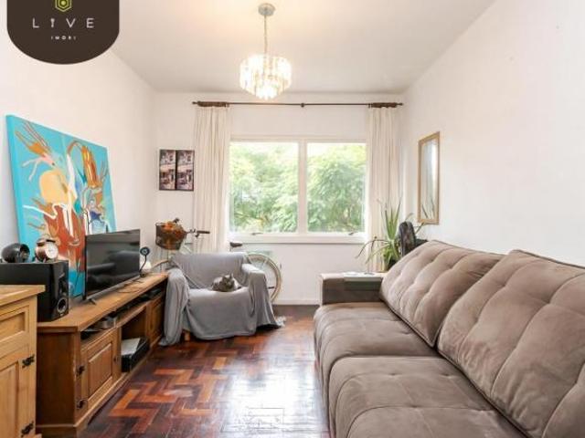 Apartamento de frente ao Passeio Público, com 2 dormitórios amplos, uma sala aconchegante e um banhe