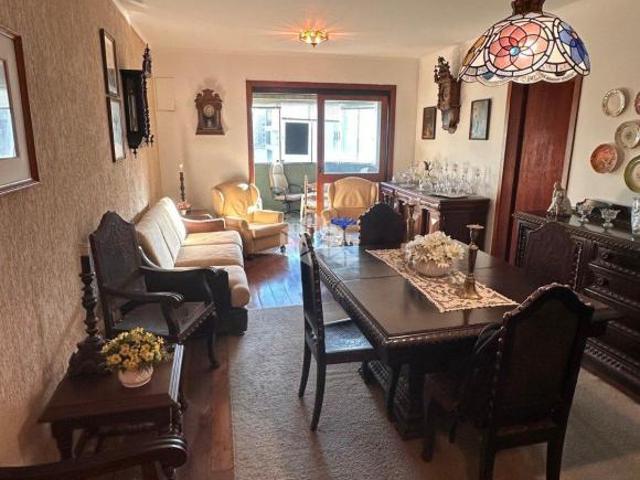 Apartamento de frente muito bem localizado, no bairro Tristeza, 3 dormitórios 1 suíte, sacada e chu