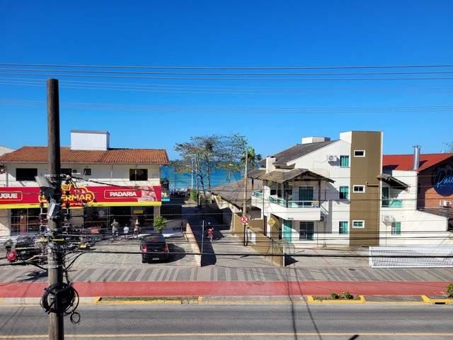 Apartamento de frente no 1º piso, Edifício com elevador Localizado a 50 metros do mar em Bombas