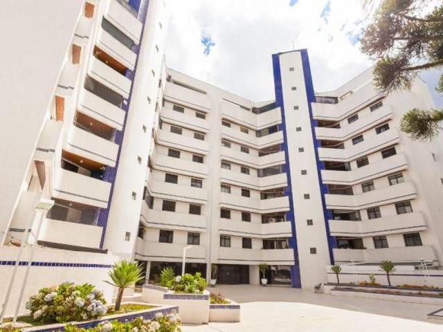 Apartamento de Luxo no Água Verde: 3 Dormitórios, Suíte com Hidromassagem e 2 Vagas de Garagem!