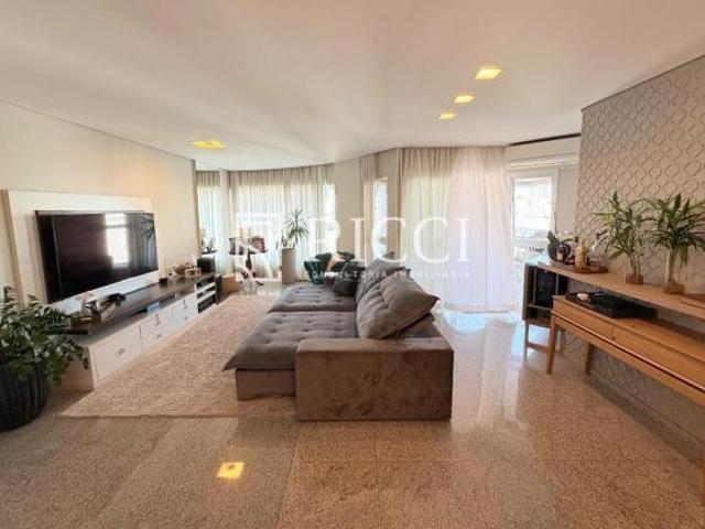 Apartamento de Luxo no Coração do Gonzaga: 4 Quartos, 4 Suítes, 3 Salas e 3 Vagas de Garagem!