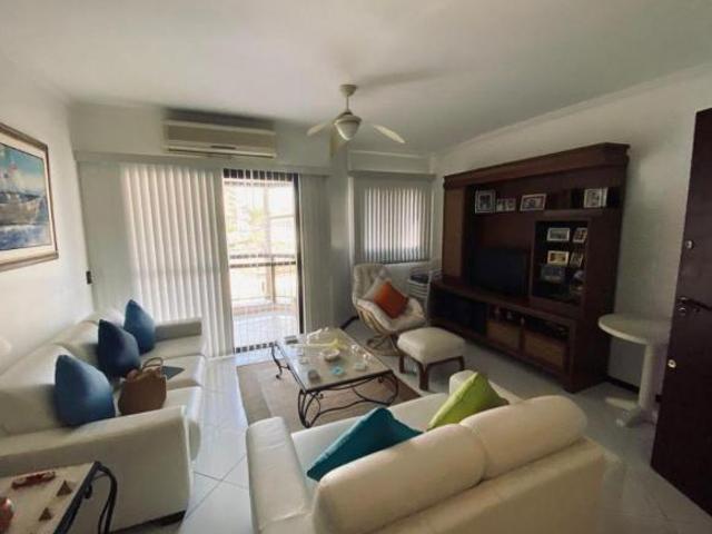 Apartamento de Luxo a Venda em Enseada, Guaruja | 3 Suites, Piscina e Salao de Festas