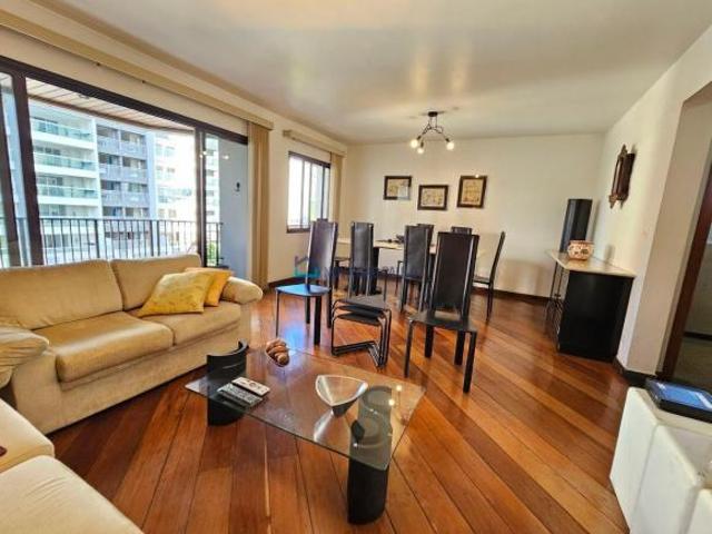 Apartamento de quatro quartos na Vila Mascote