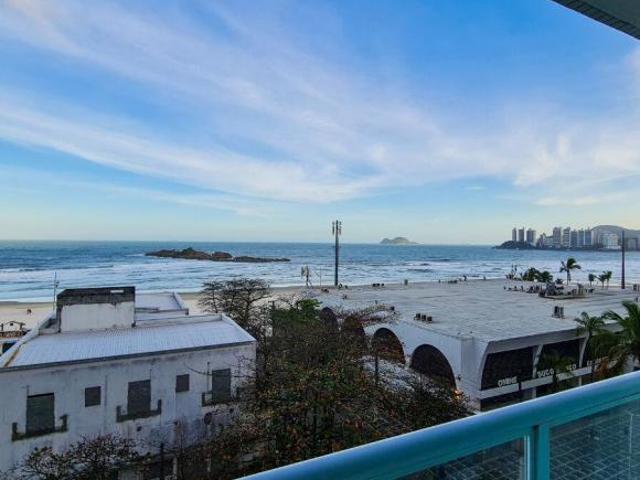 Apartamento decorado com 04 dormitórios a venda frente mar na praia das Pitangueiras em Guarujá