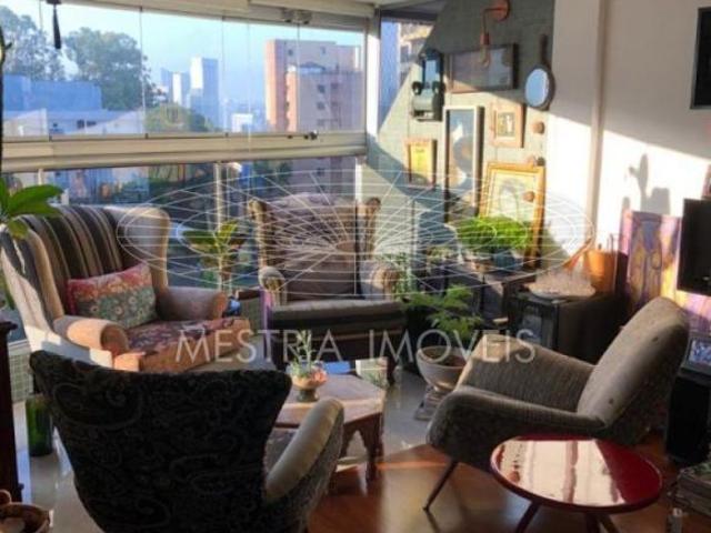 Apartamento delicioso com reforma de bom gosto e cheio de luz !