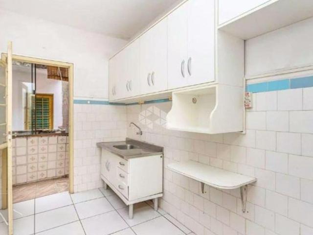 APARTAMENTO DESOCUPADO À VENDA, COM 2 DORMITÓRIOS, NO BAIRRO PETRÓPOLIS