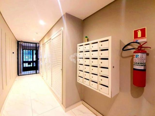 Apartamento desocupado à venda, localizado no Bairro Floresta, com 2 dormitórios. Prédio com elevado