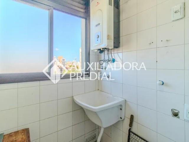 Apartamento desocupado em andar alto no Menino Deus!