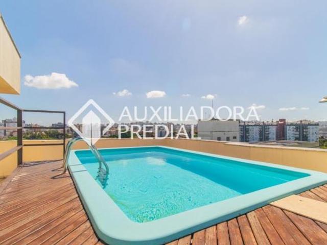 Apartamento desocupado em andar alto no Menino Deus !