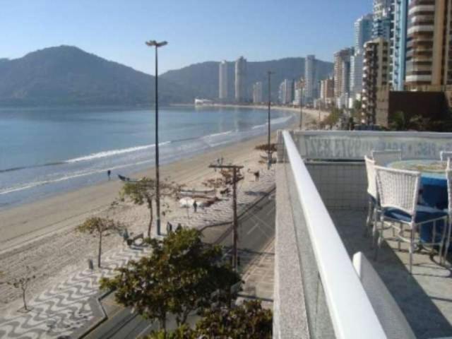 APARTAMENTO DIFERENCIADO FRENTE AO MAR COM PISCINA PRIVATIVA