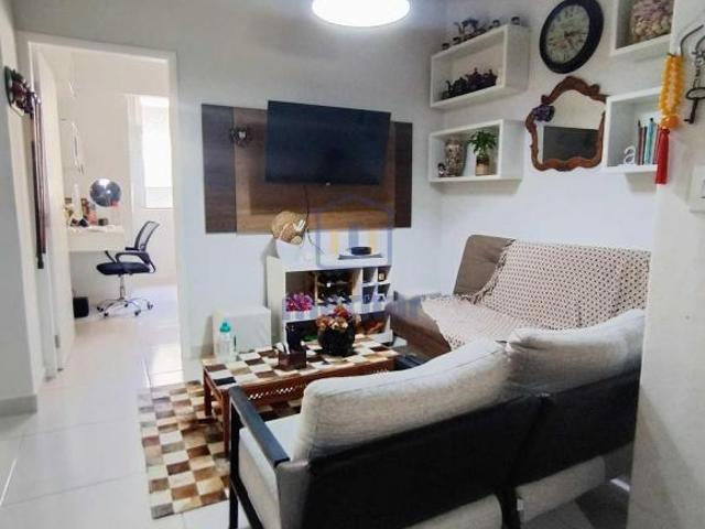 Apartamento dois dormitórios na Pompeia, a poucos metros da praia