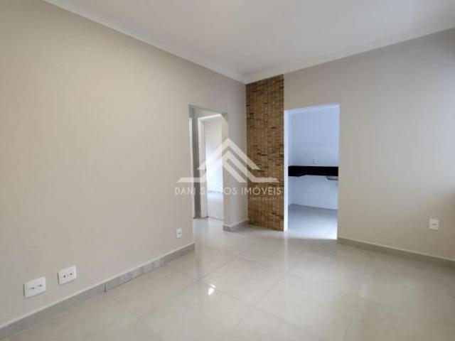 Apartamento dois dormitórios na quadra da praia