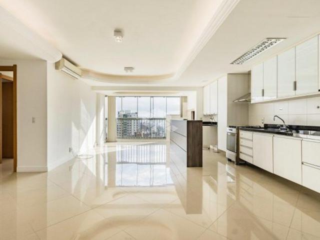 Apartamento dois dormitórios, com sacada e churrasqueira, no Três Figueiras