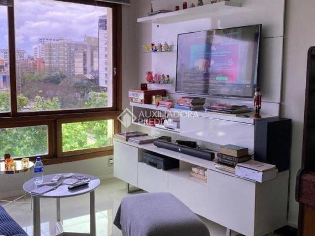 Apartamento dois quartos, 2 banheiros, andar alto e vista. Garagem escriturada.Bairro Bom Fim