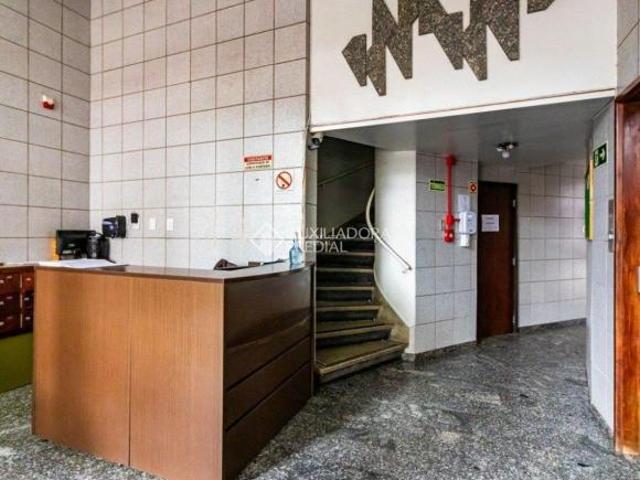 APARTAMENTO DOIS QUARTOS COM VISTA E SACADA NO CENTRO