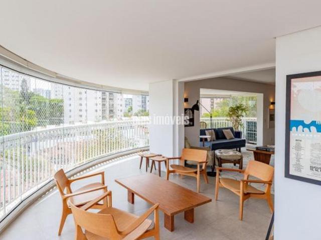 Apartamento dos sonhos para venda em Vila Sofia com 4 quartos, sendo 4 suítes, 246m²