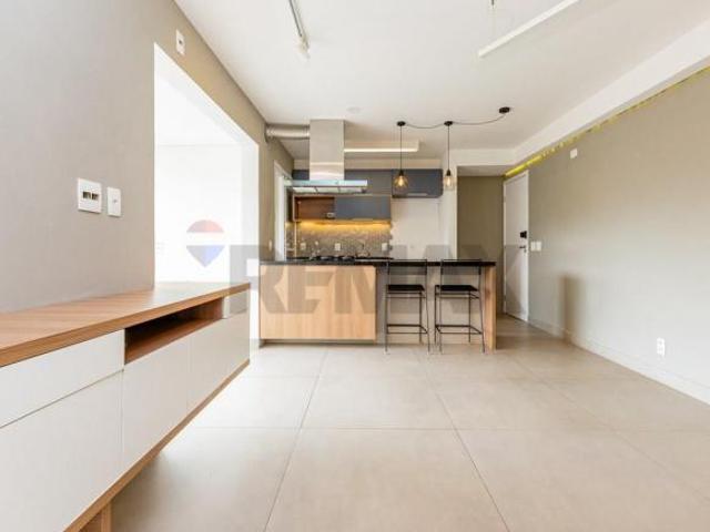 Apartamento com 2 QUARTOS sendo 1 SUÍTE TOTALMENTE REFORMADO em rua arborizada a poucos passo da rua