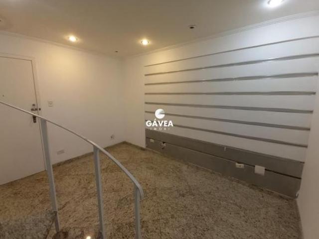 Apartamento duplex com prédio em frente a praia