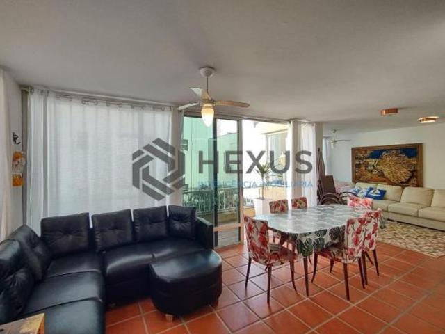 Apartamento duplex com varanda e lazer na Praia da Enseada, Guaruja