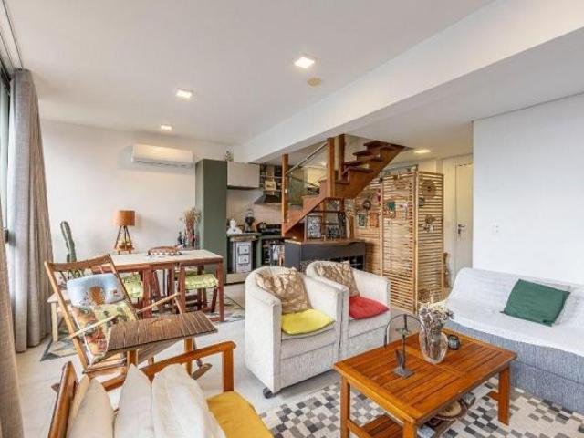 Apartamento duplex, com 02 suítes e vaga coberta, no bairro Rio Branco em Porto Alegre