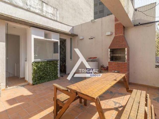 Apartamento duplex com 121m², 2 suítes e 3 vagas. O imóvel possui closet, armários nos banheiros e á
