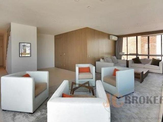 Apartamento duplex com 284m², amplo living, 3 suítes, 4 vagas de garagem