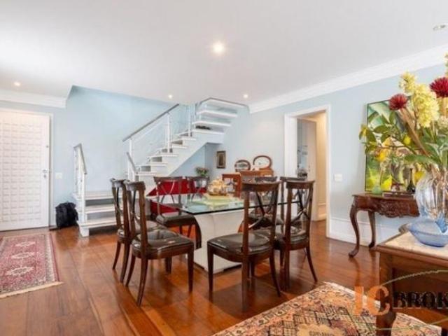 Apartamento duplex com 288m², 5 dormitórios, sendo 3 suítes, 4 vagas