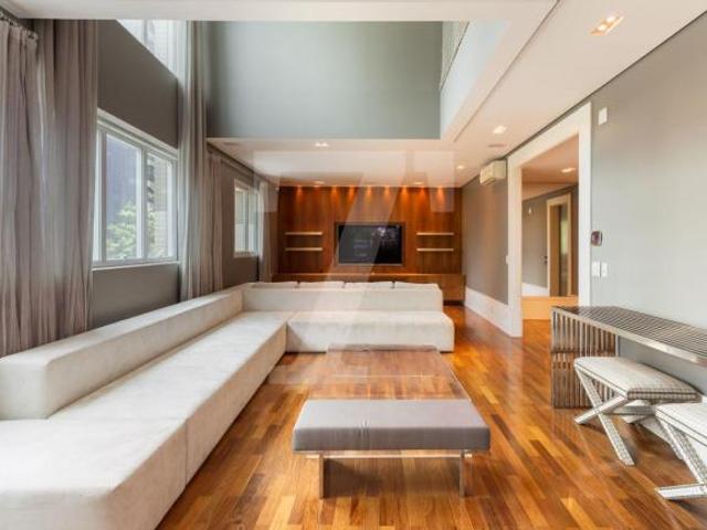 Apartamento duplex à venda no Itaim