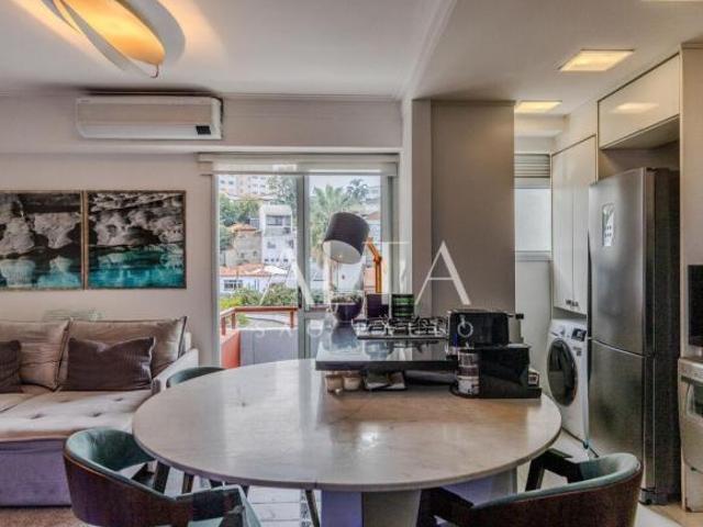 Apartamento duplex bem iluminado à venda a poucos minutos da Vila Madalena