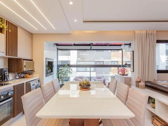 Apartamento Duplex decorado com móveis planejados, 2 suítes, 2 vagas cobertas