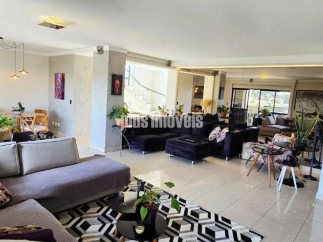Apartamento Duplex em Alto de Pinheiros com 270m²