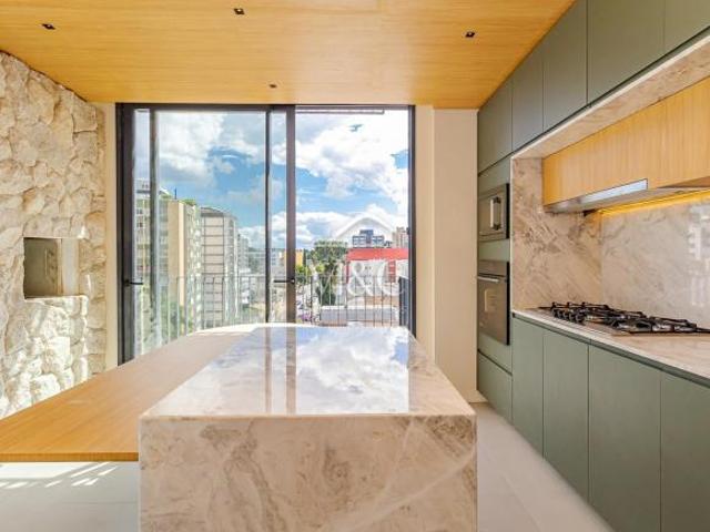 Apartamento duplex impecável com 107 m², 2 quartos
