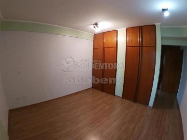 Apartamento duplex localizado no Centro com 2 dormitórios e 1 vaga de garagem
