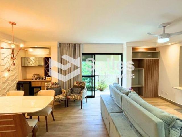 Apartamento duplex reformado à venda na Praia da Enseada