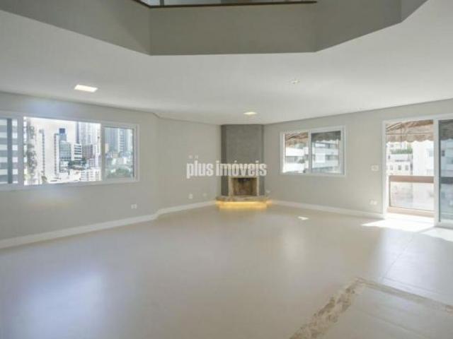 Apartamento duplex reformado com 4 quartos na Aclimação