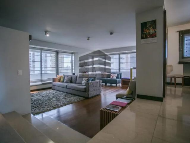 Apartamento elegante em andar alto com vista panorâmica no coração da Aclimação