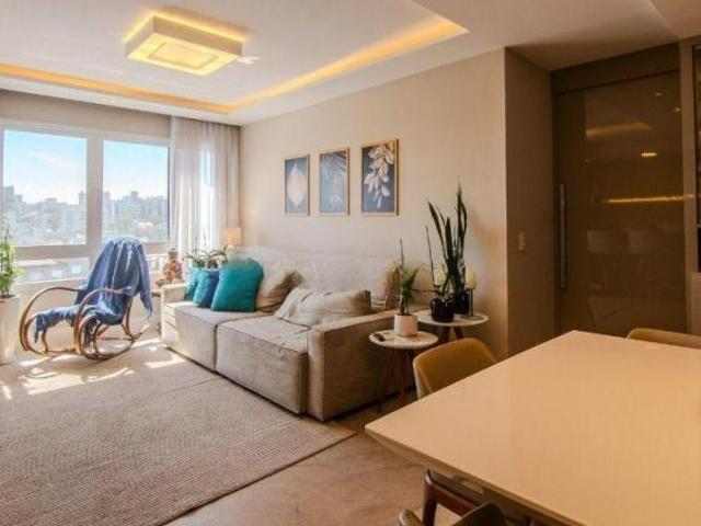 Apartamento em andar alto com 2 vagas de garagem no Petrópolis