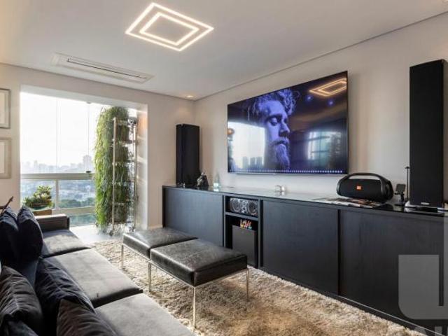 Apartamento em andar alto com 3 dormitórios, 2 suítes e 3 vagas em Higienópolis