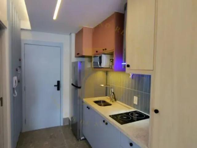 Apartamento em andar alto com varanda no Bairro Cerqueira Cesar